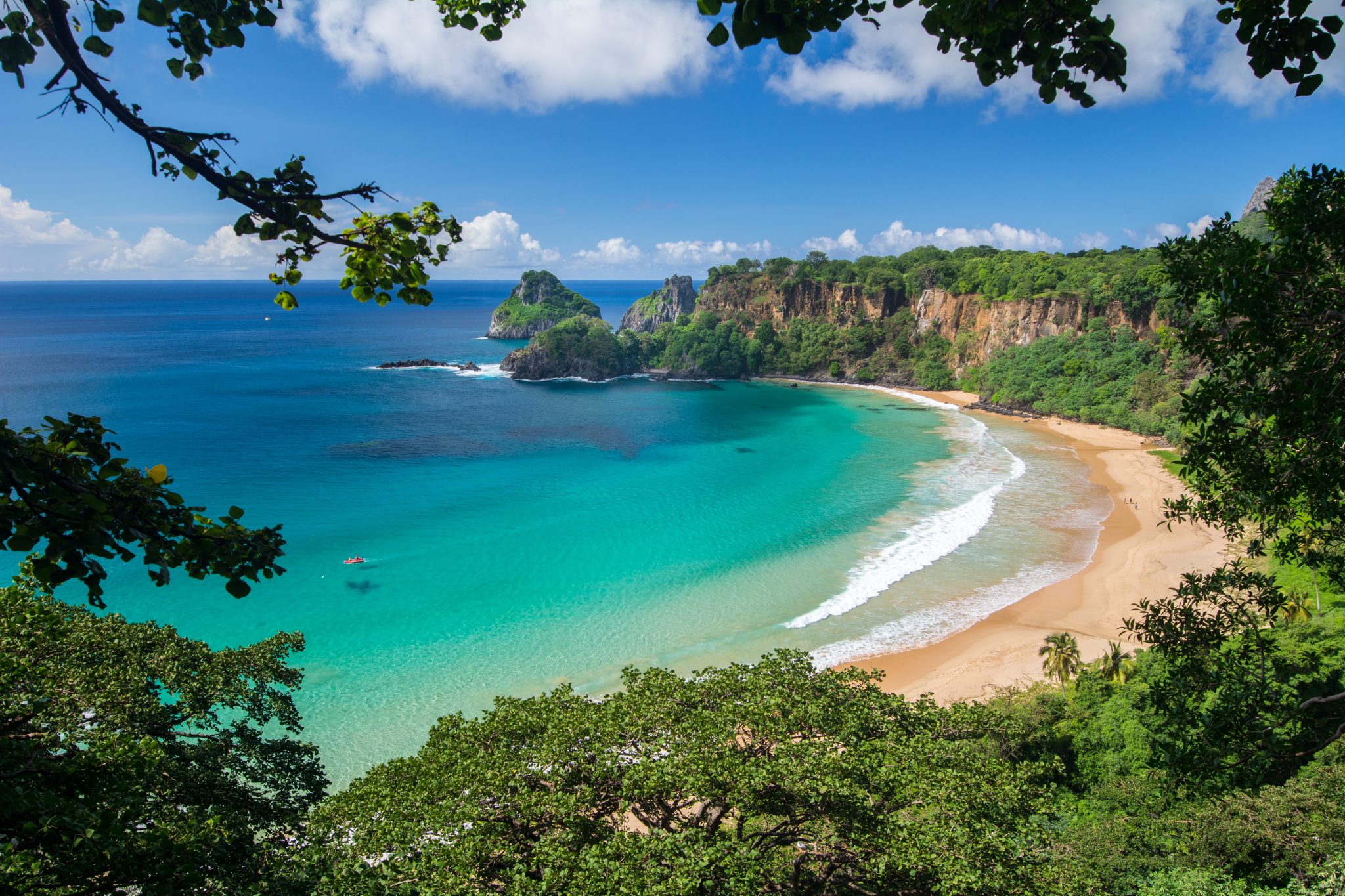 Praia do Sancho é eleita a MELHOR PRAIA DO MUNDO: confira lista